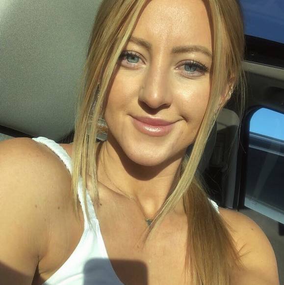 Macaela's Closet (@macaelamae) | Poshmark